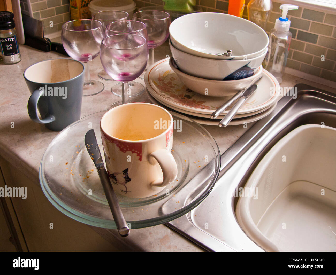 Pile of washing-up to do Stock Photo - Alamy