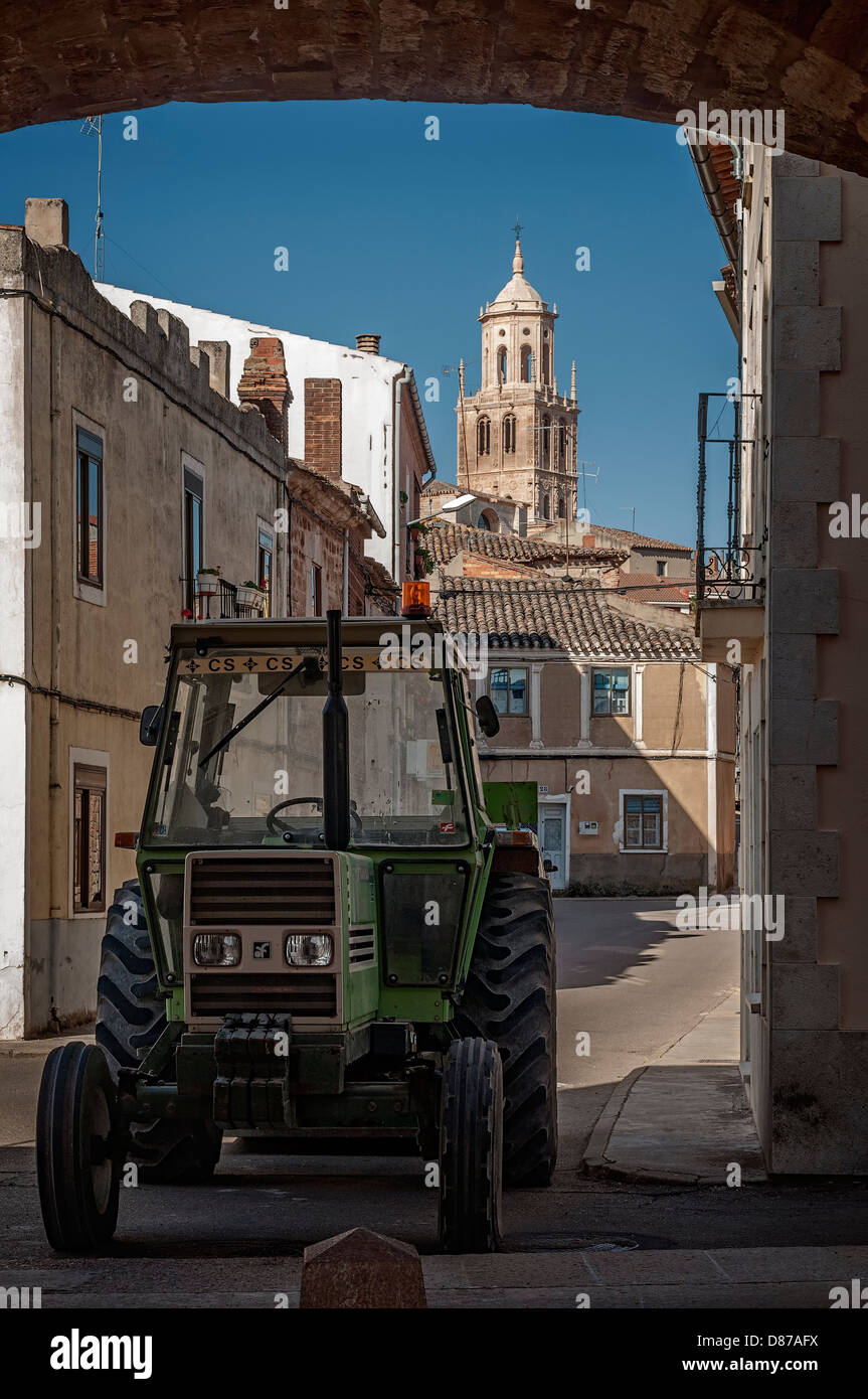 Tractor y campo hi-res stock photography and images - Alamy