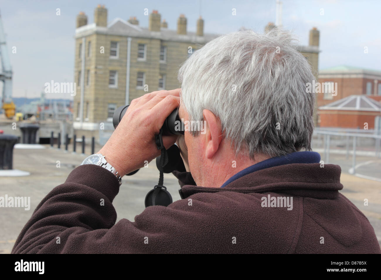 Human using binoculars hi-res stock photography and images - Alamy
