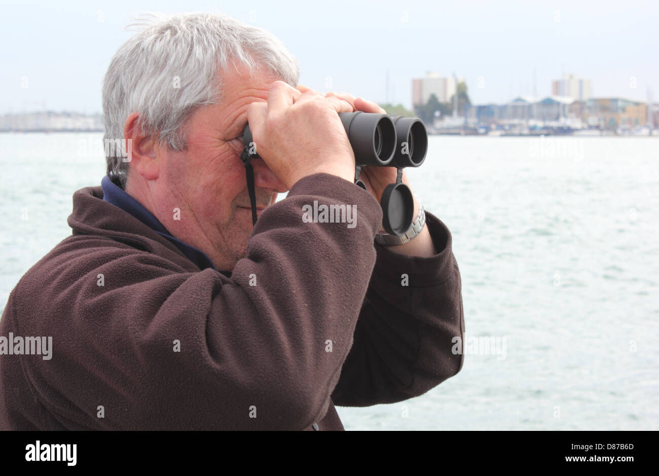 Human using binoculars hi-res stock photography and images - Alamy