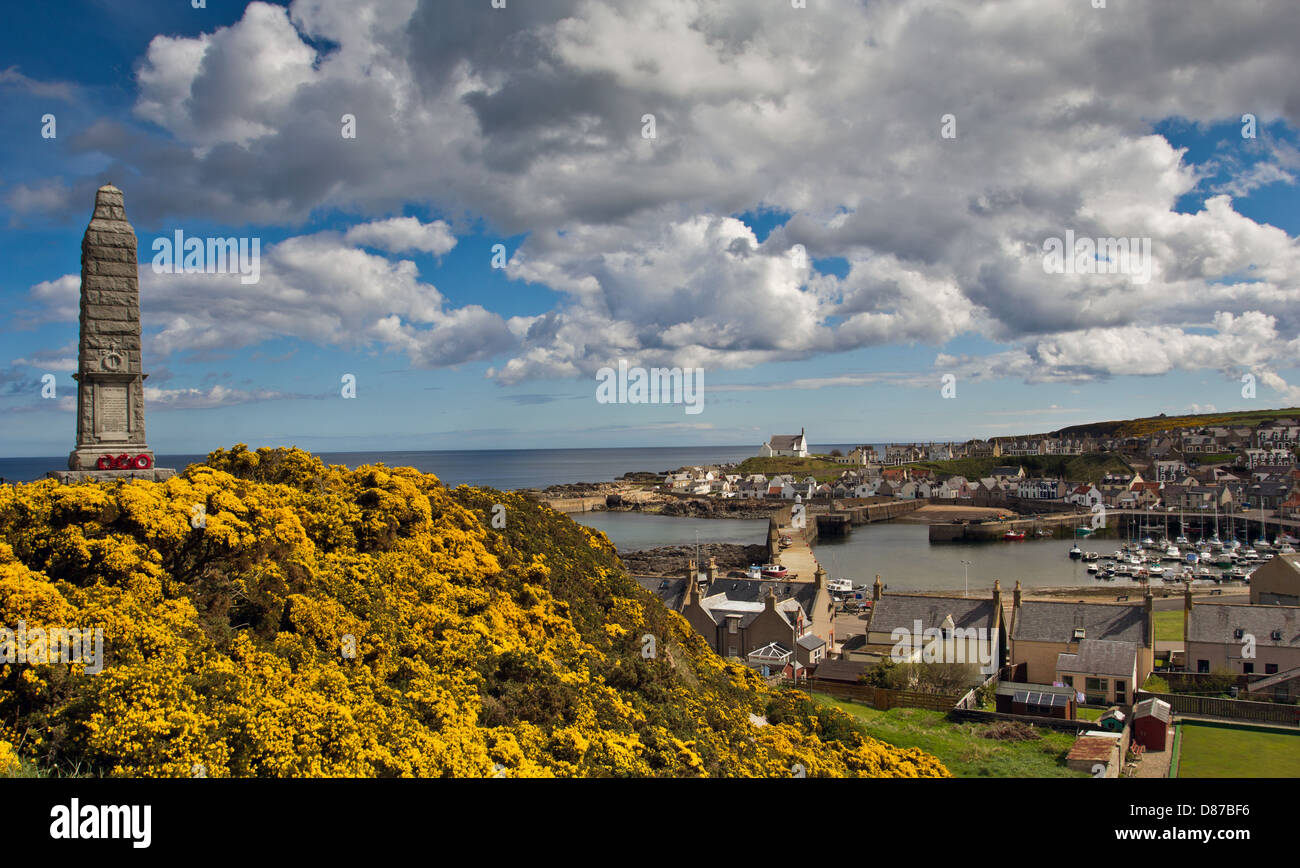 THE COASTAL VILLAGE OF FINDOCHTY MORAY SCOTLAND WITH WAR MEMORIAL Stock ...