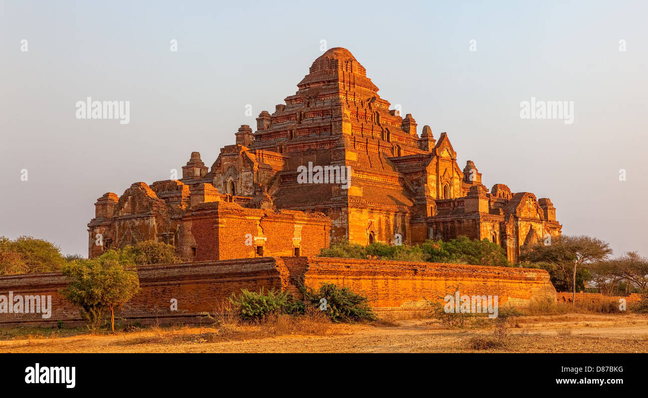 Dhammayangyi paya hi-res stock photography and images - Alamy