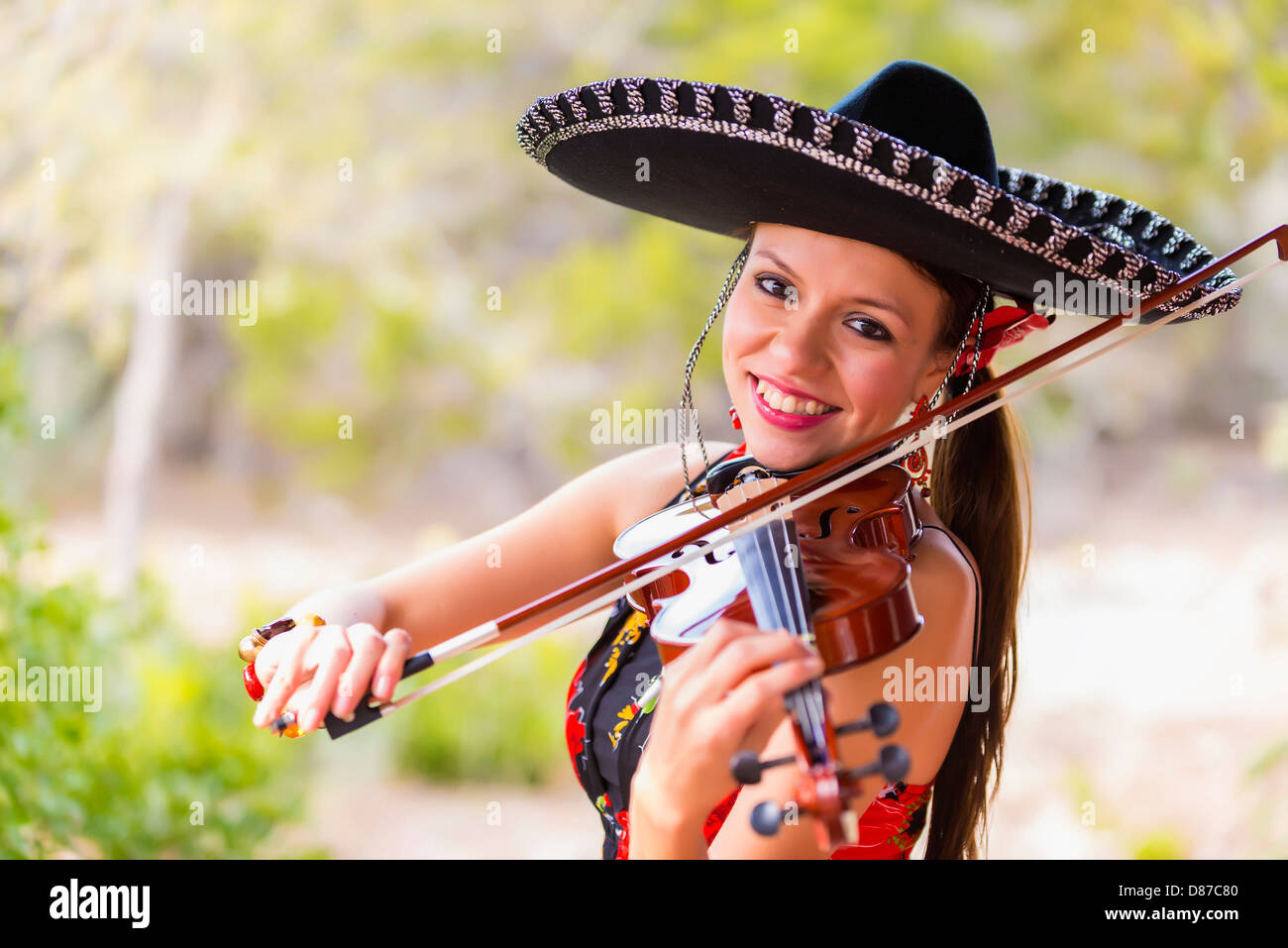 USA, Texas, Young woman playing violin, smiling, portrait Stock Photo ...