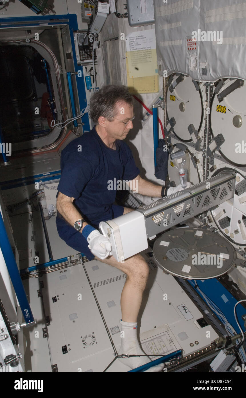 Robert thirsk nasa hi-res stock photography and images - Alamy