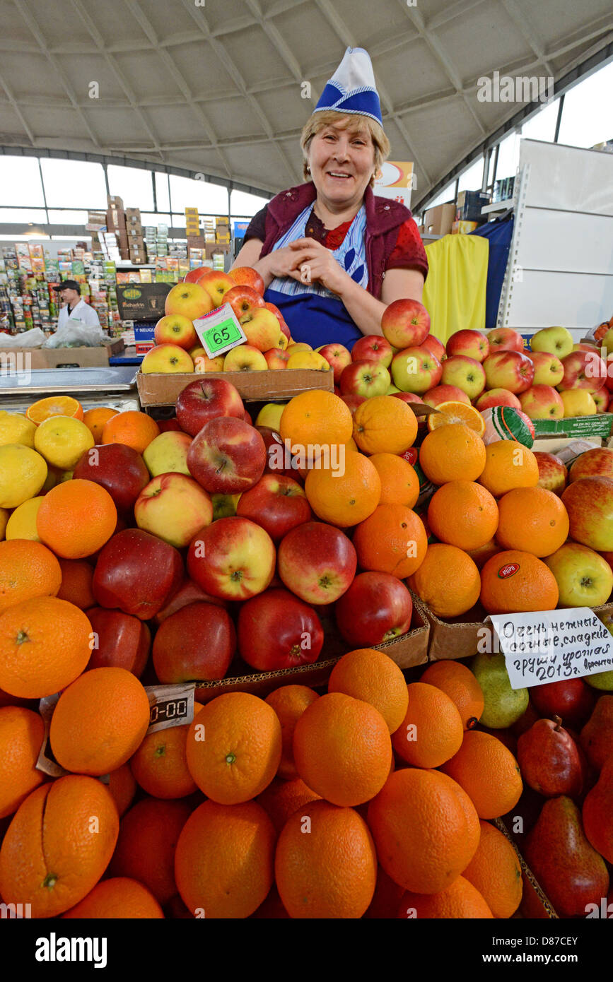 Apple seller hi-res stock photography and images - Alamy