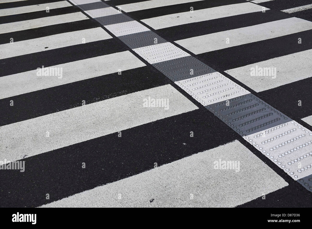 Tactile paving hi-res stock photography and images - Alamy