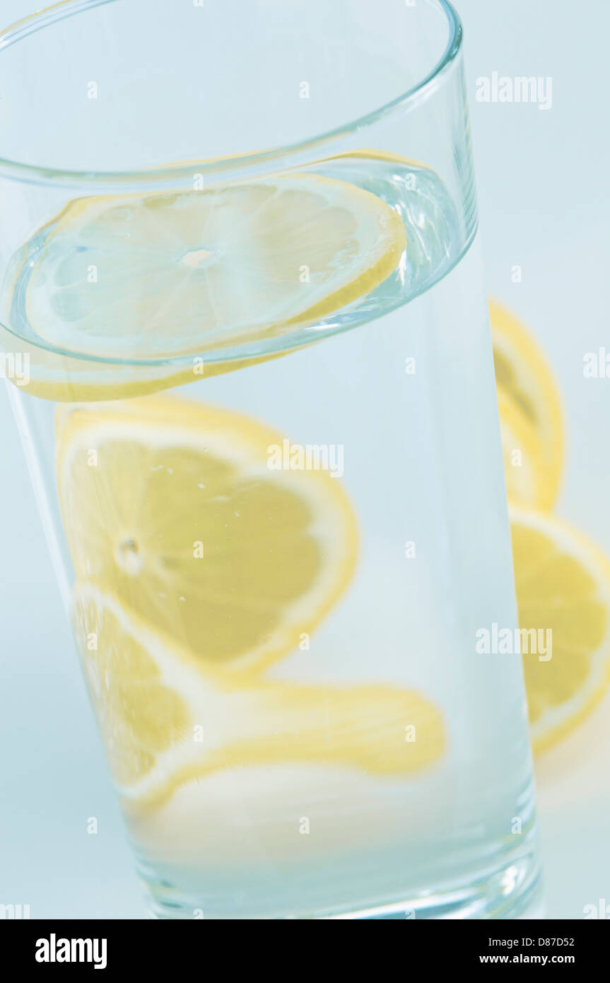 Glass of water with lemon slices, close up Stock Photo - Alamy