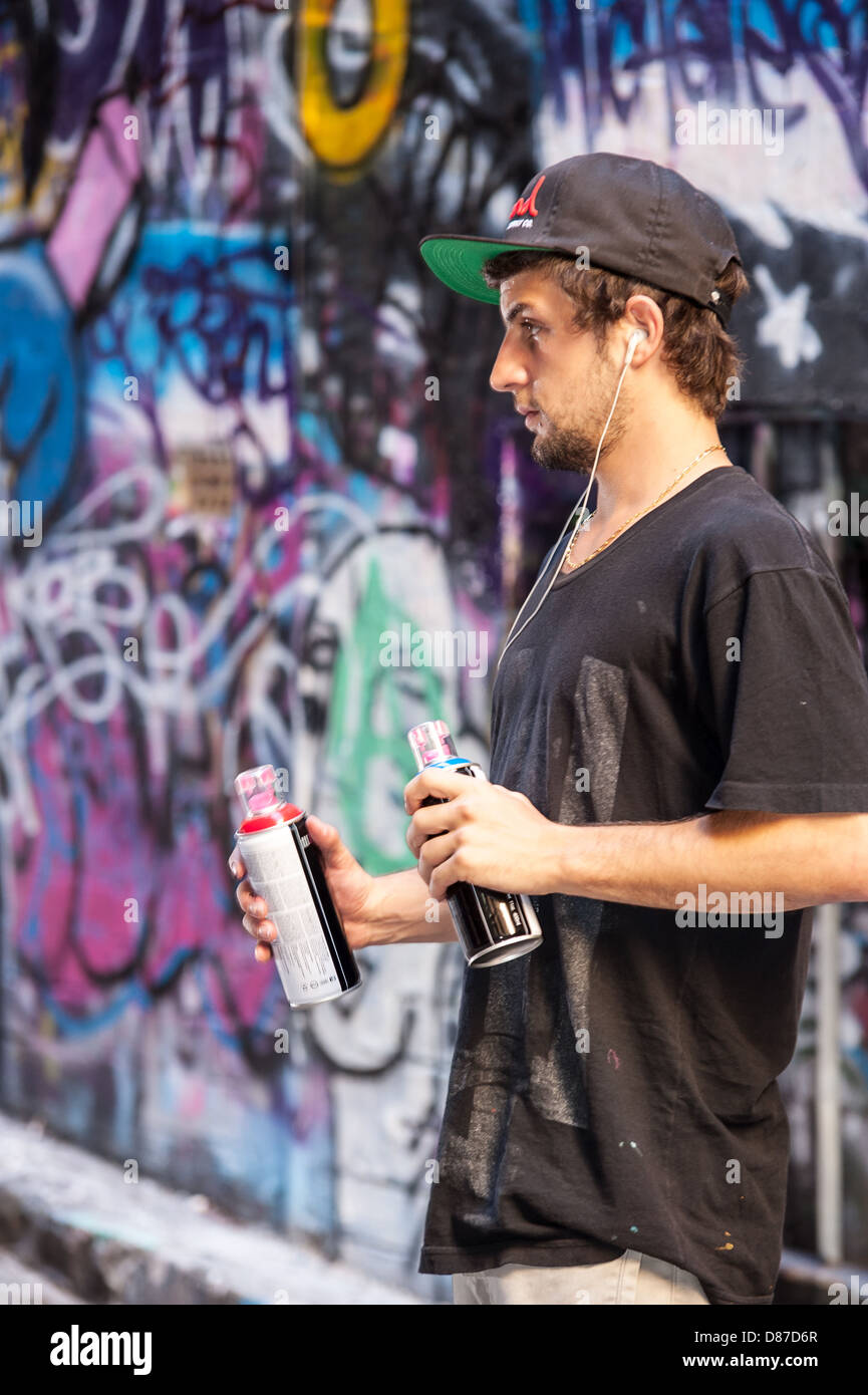 Grafitti artist painting hi-res stock photography and images - Alamy