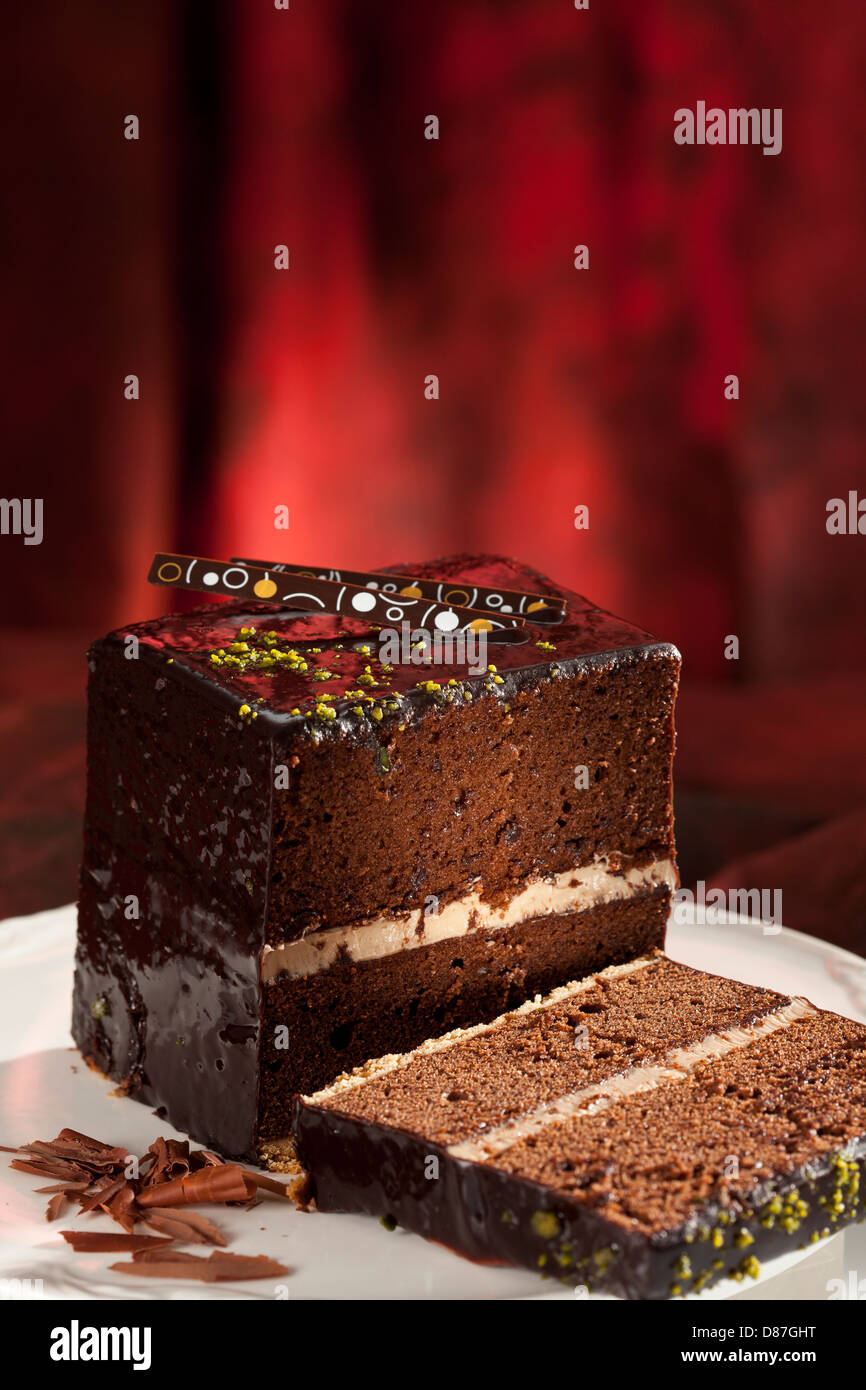 Cube of dark chocolate cake on plate, close up Stock Photo - Alamy