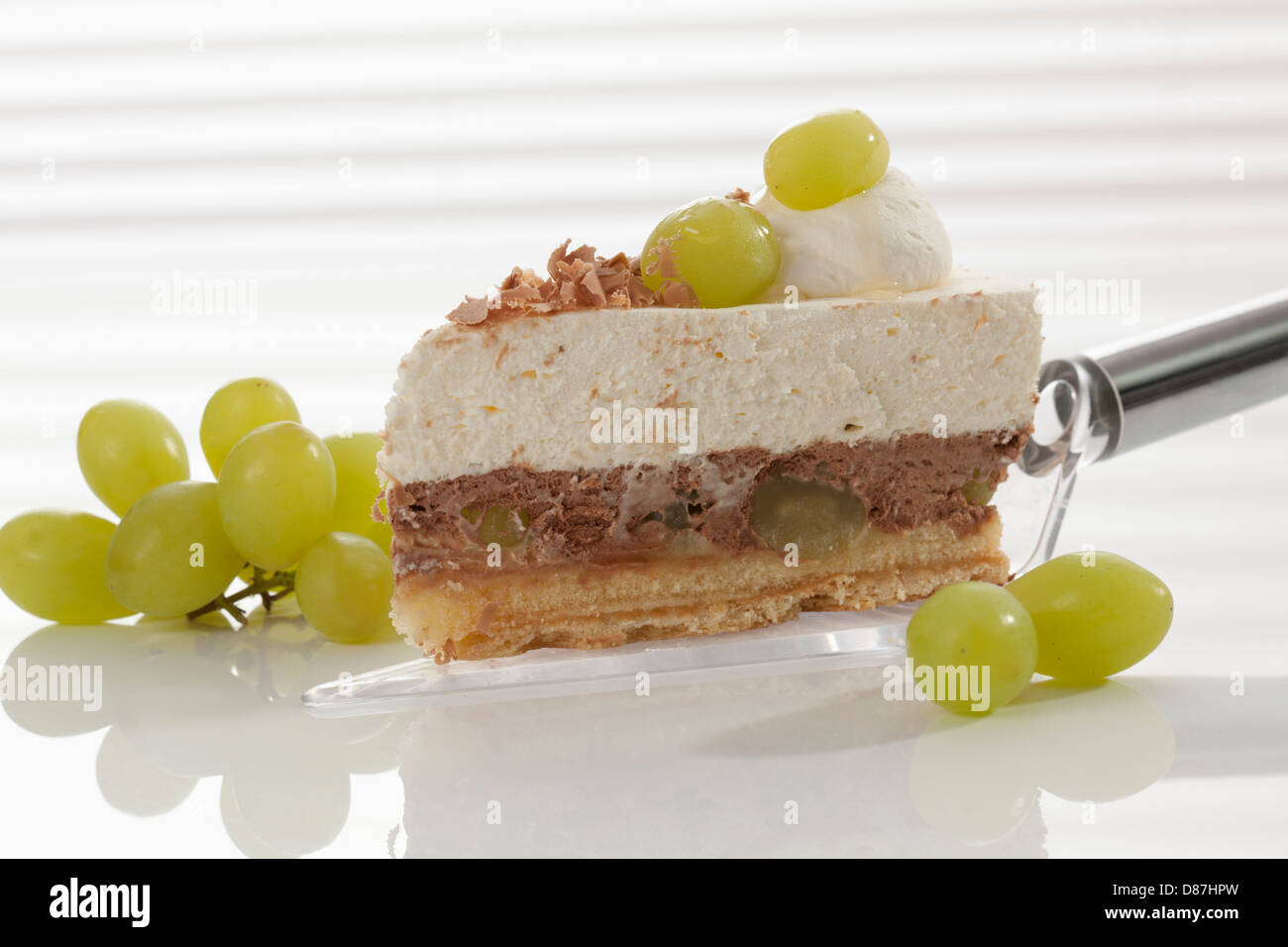 Grape cream cake with bunch of grapes, close up Stock Photo - Alamy