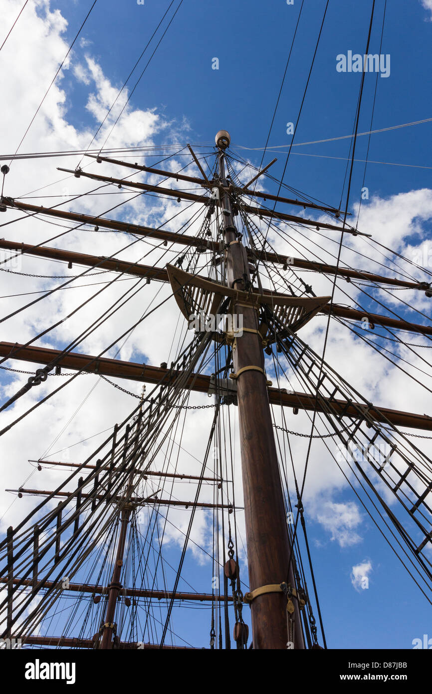Ships mast mast rig rigging hi-res stock photography and images - Alamy