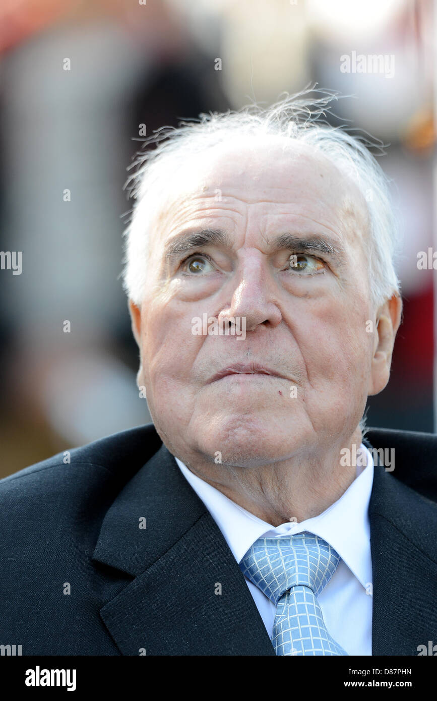 Former German Chancellor Helmut Kohl takes part in the ceremonial ...