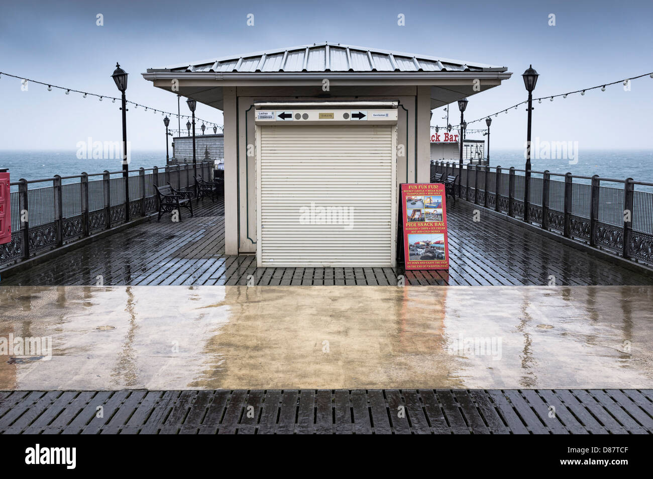 Closed shops on Paignton Pier on a rainy day in late Spring, Devon, UK ...