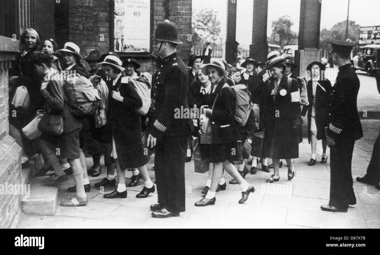 Evacuation train children london hi-res stock photography and images ...