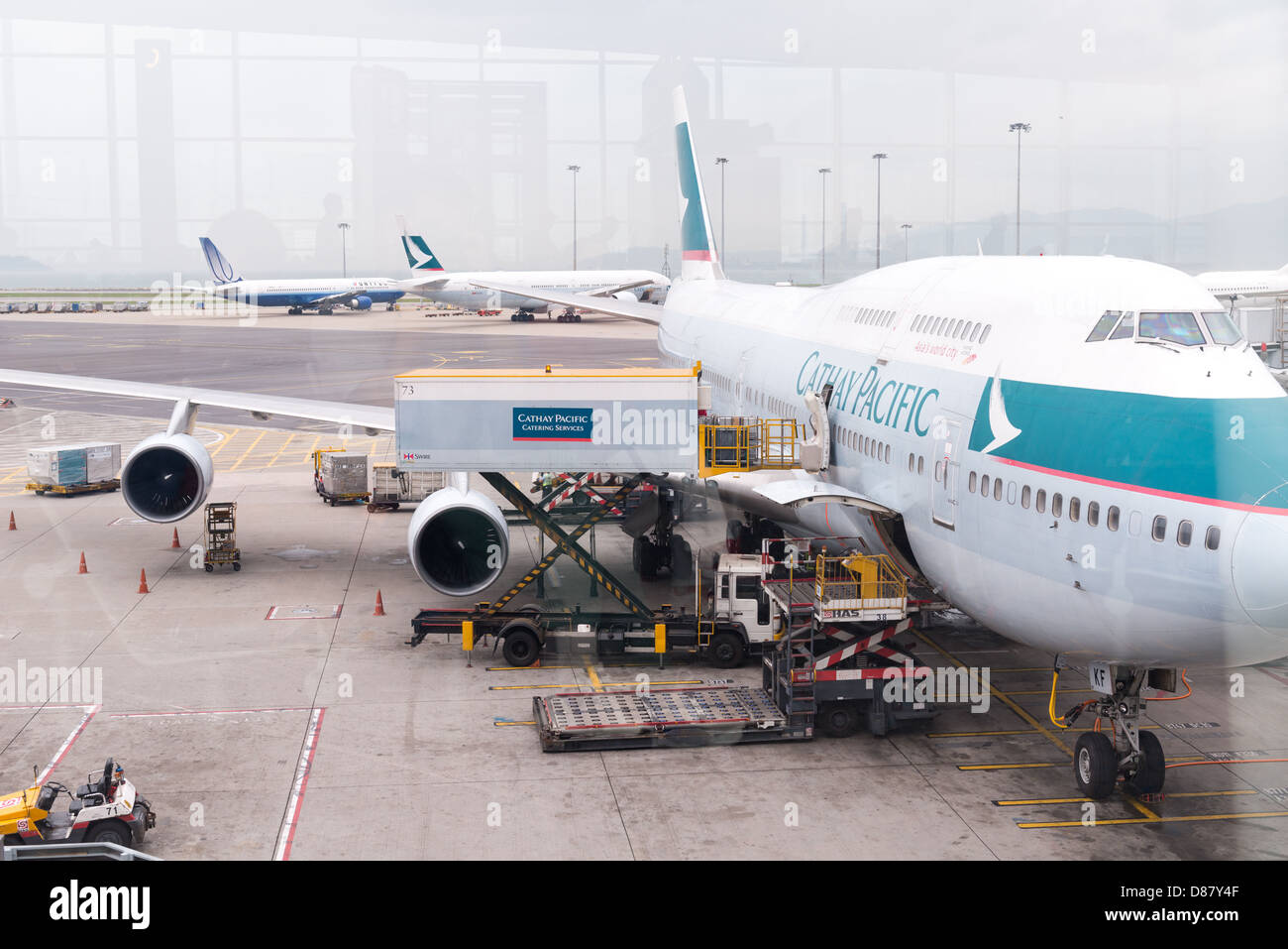Airplane docked getting ready to flight Stock Photo - Alamy