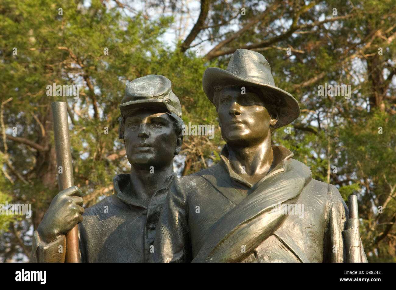 Statue of soldiers on the Confederate Memorial, Shiloh National ...