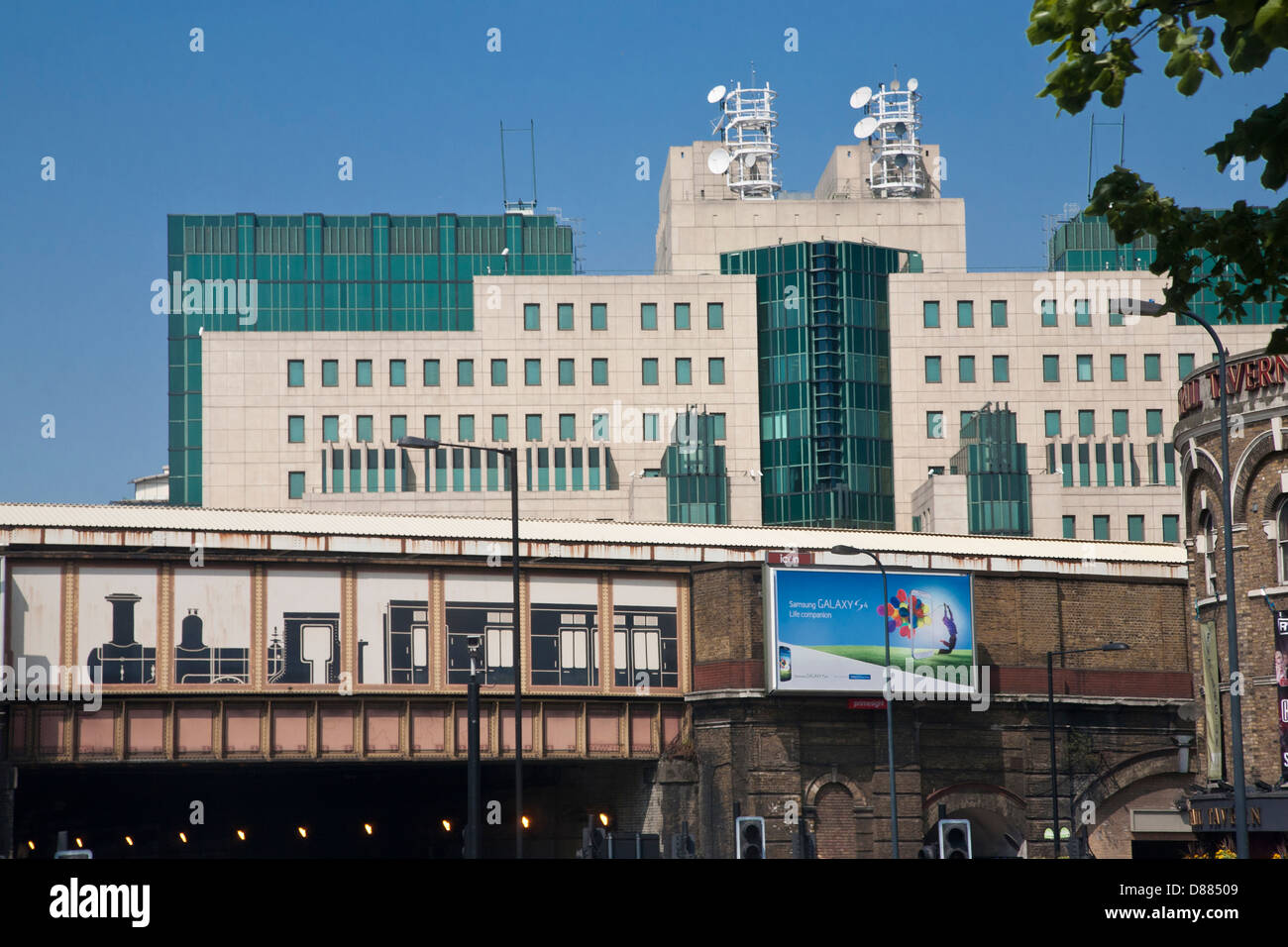 Mi6 building vauxhall london england hi-res stock photography and ...