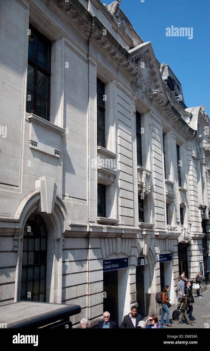 Victoria station london exterior hi-res stock photography and images ...