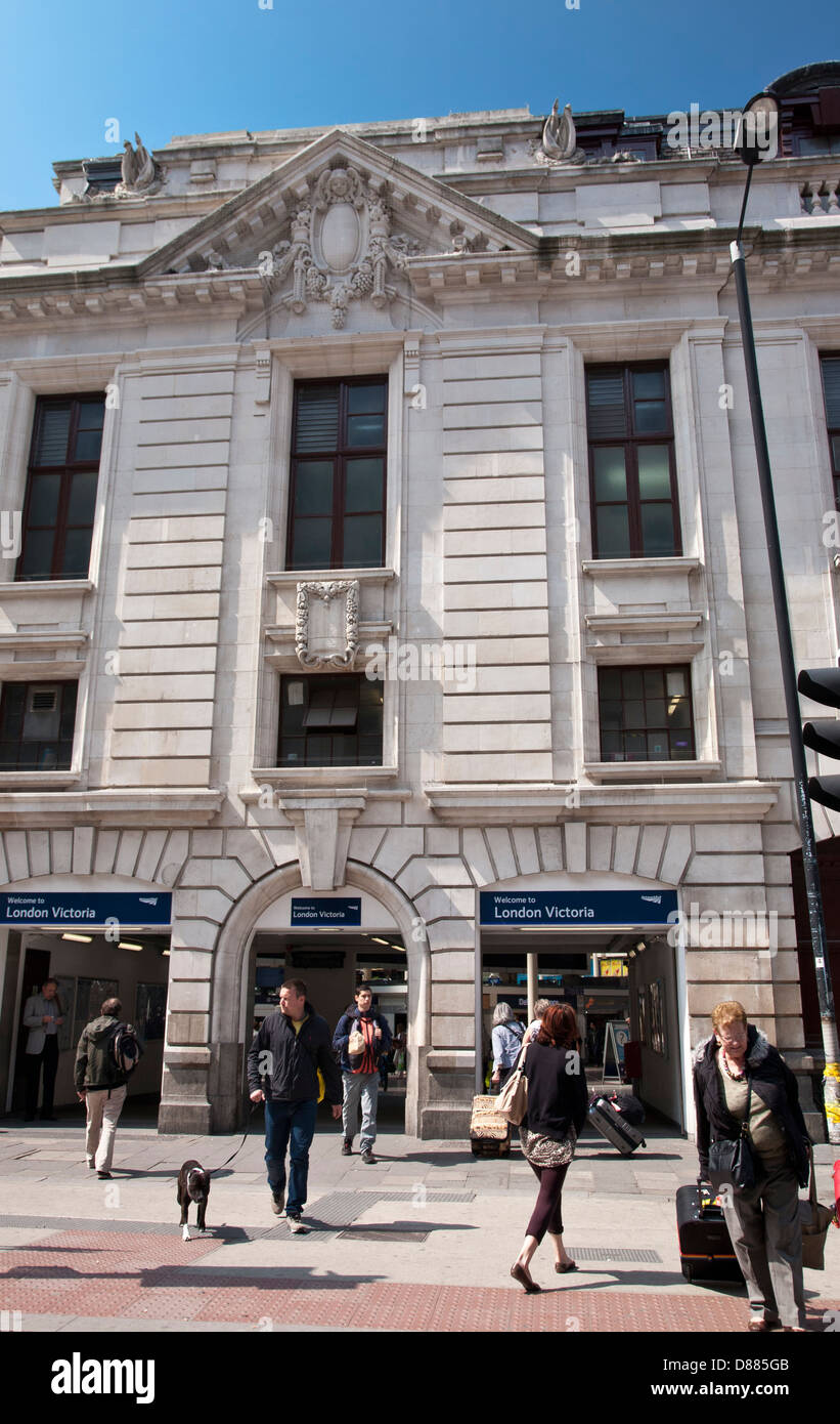 Station exterior front london hi-res stock photography and images - Alamy