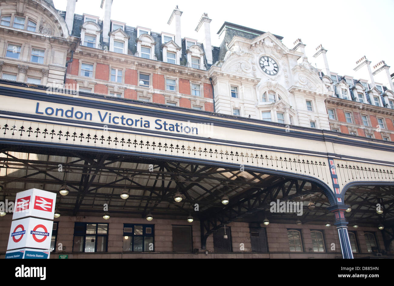 Victoria station london hi-res stock photography and images - Alamy