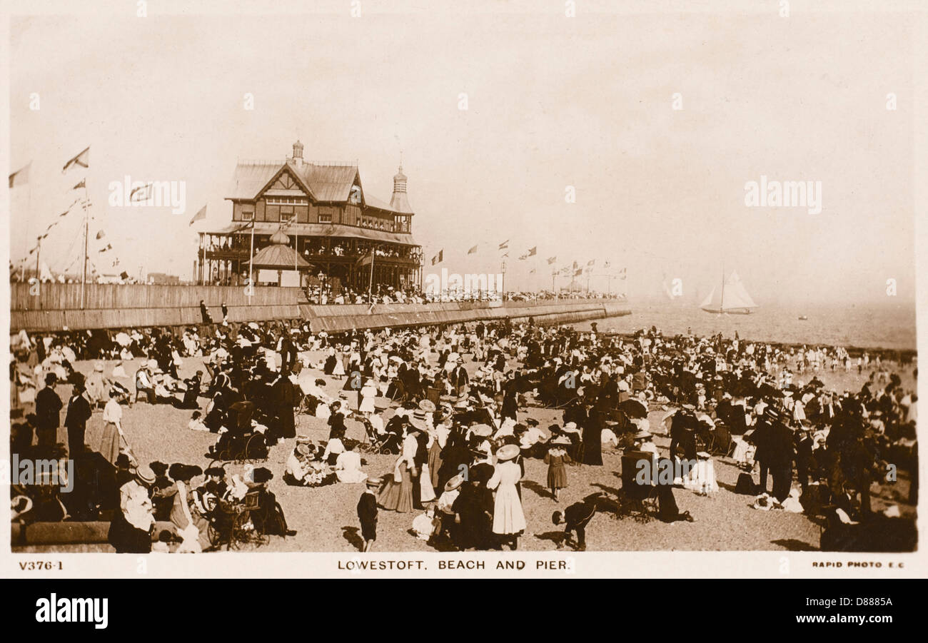 Lowestoft beach pier 09 hi-res stock photography and images - Alamy