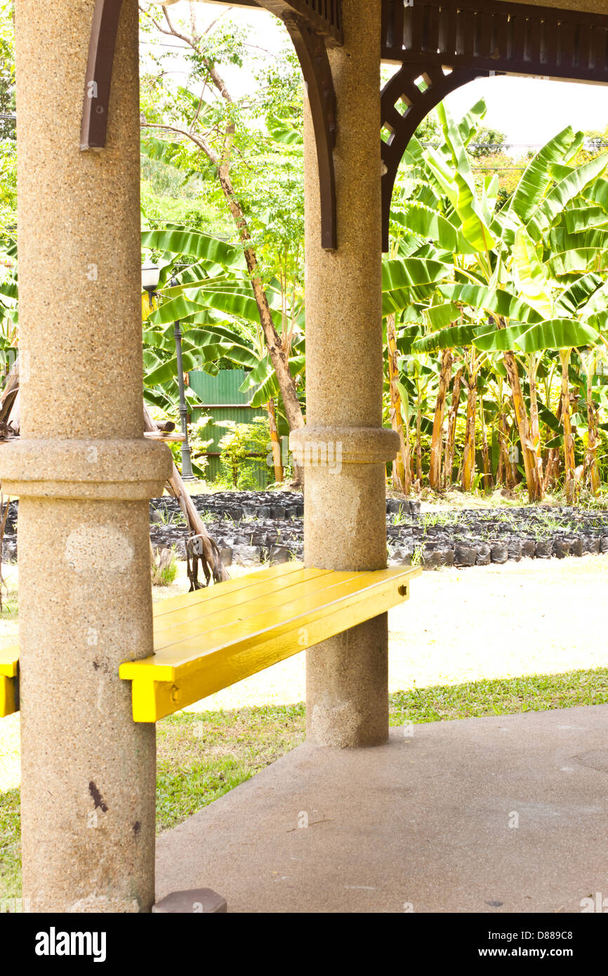 Garden arch bench hi-res stock photography and images - Alamy