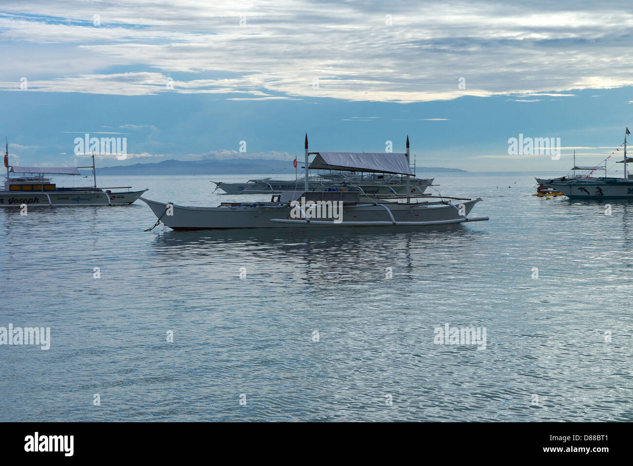 Traditional filipino outrigger boat hi-res stock photography and images ...