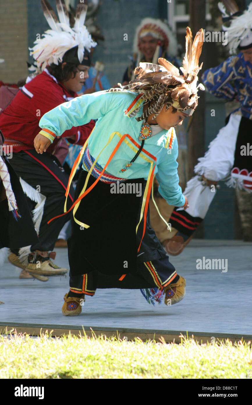 Iroquois dance hi-res stock photography and images - Alamy
