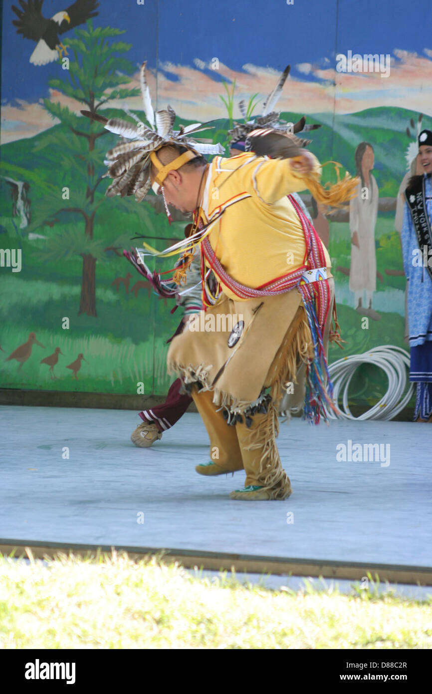 Iroquois dance hi-res stock photography and images - Alamy