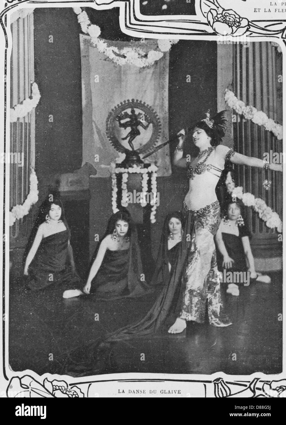 Indian dagger hi-res stock photography and images - Alamy