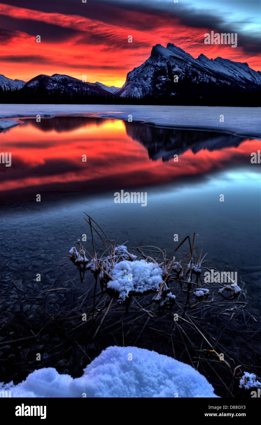 Mount rundle vermillion lakes hi-res stock photography and images - Alamy