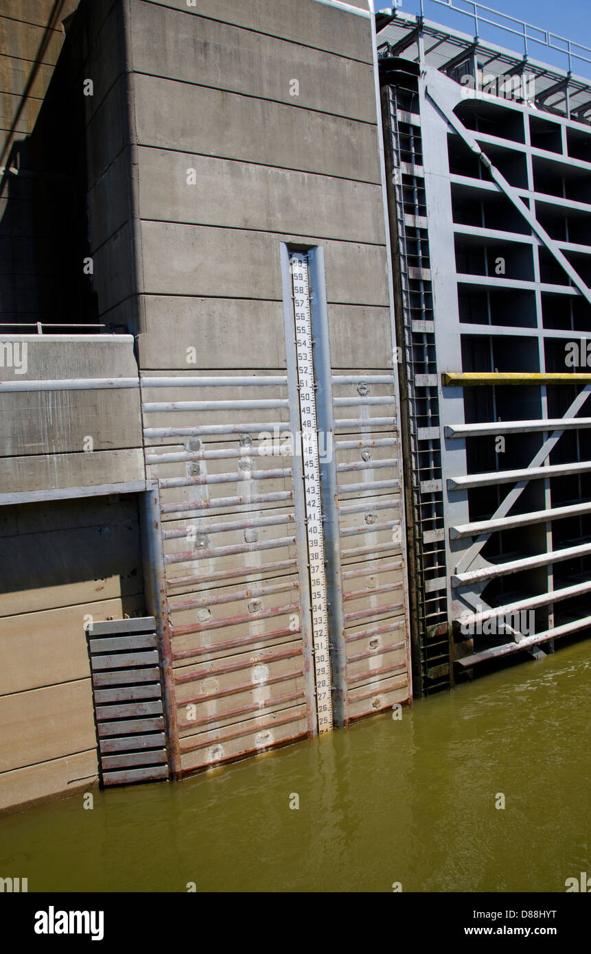 Kentucky, Cumberland River, Lake Barkley, Barkley Lock. Water level ...