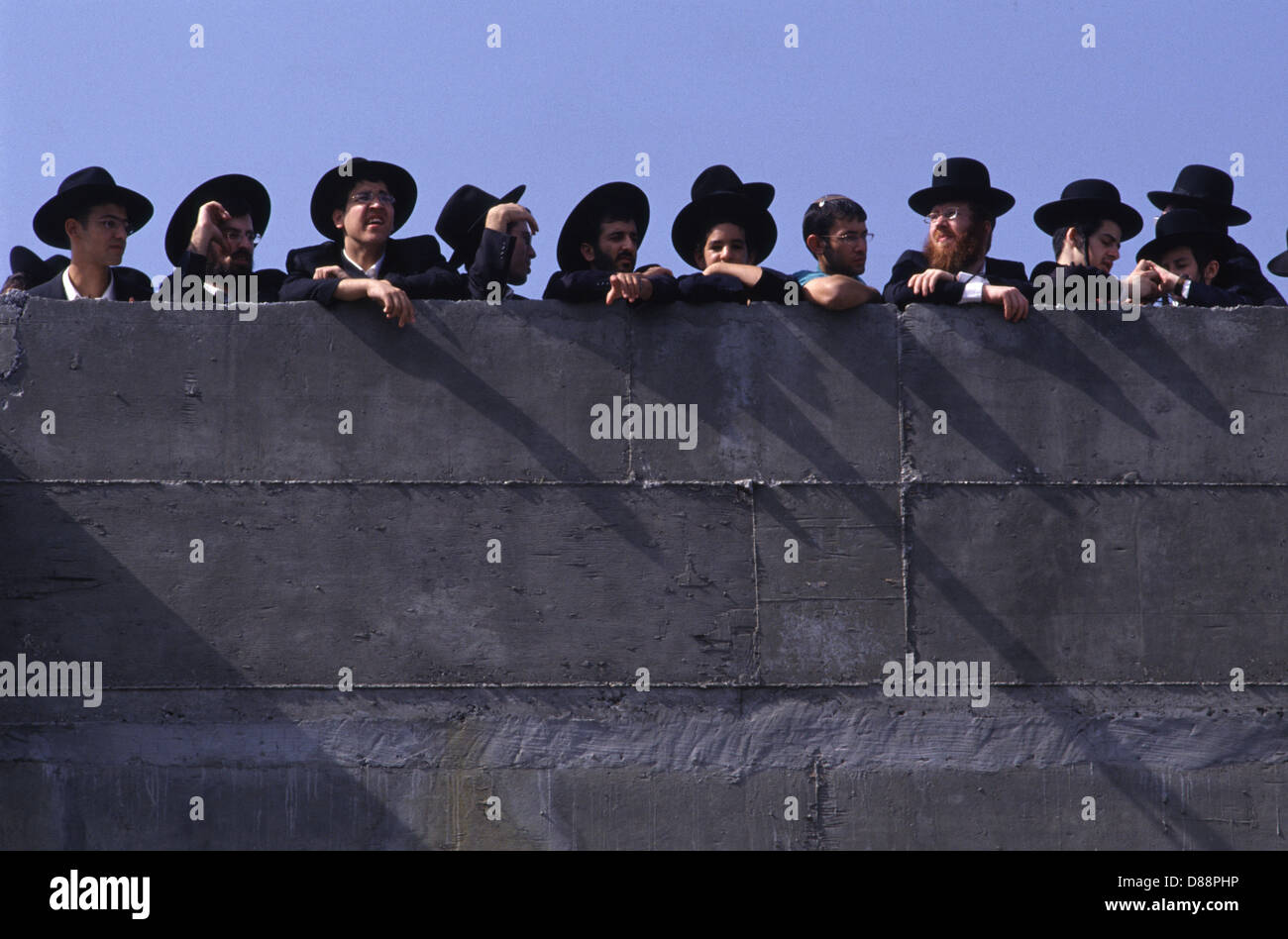 Black garb bnei brak hi-res stock photography and images - Alamy