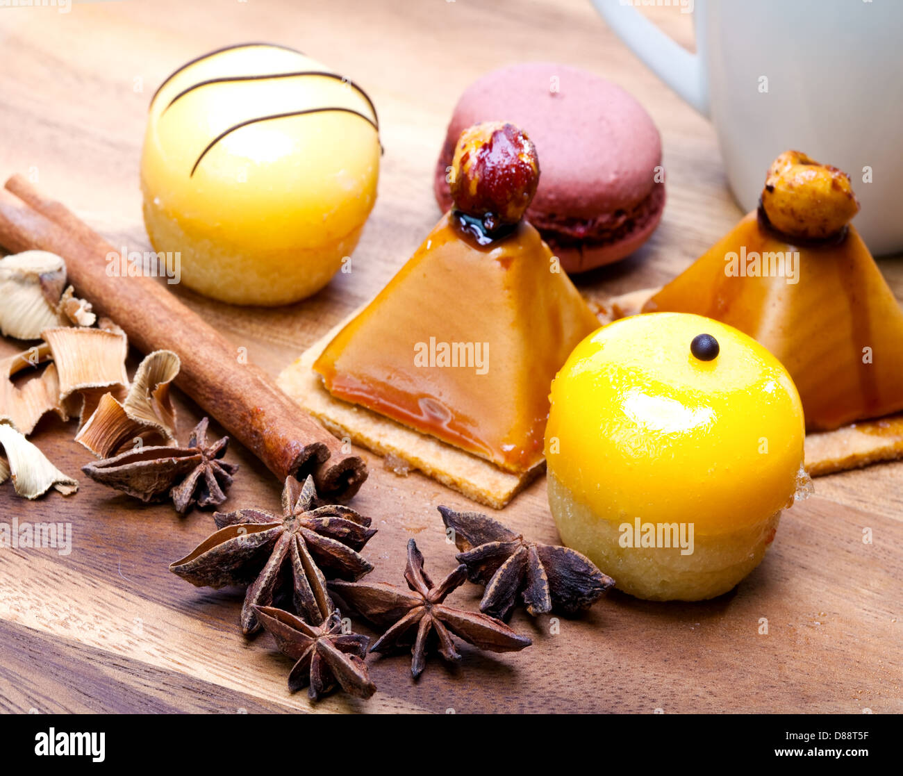 Small vanilla cake hi-res stock photography and images - Alamy