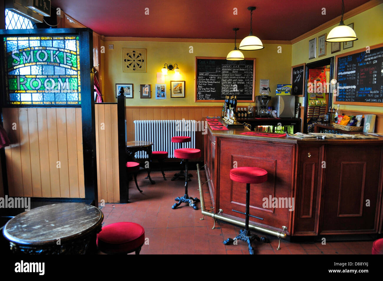 British pub interior hi-res stock photography and images - Alamy