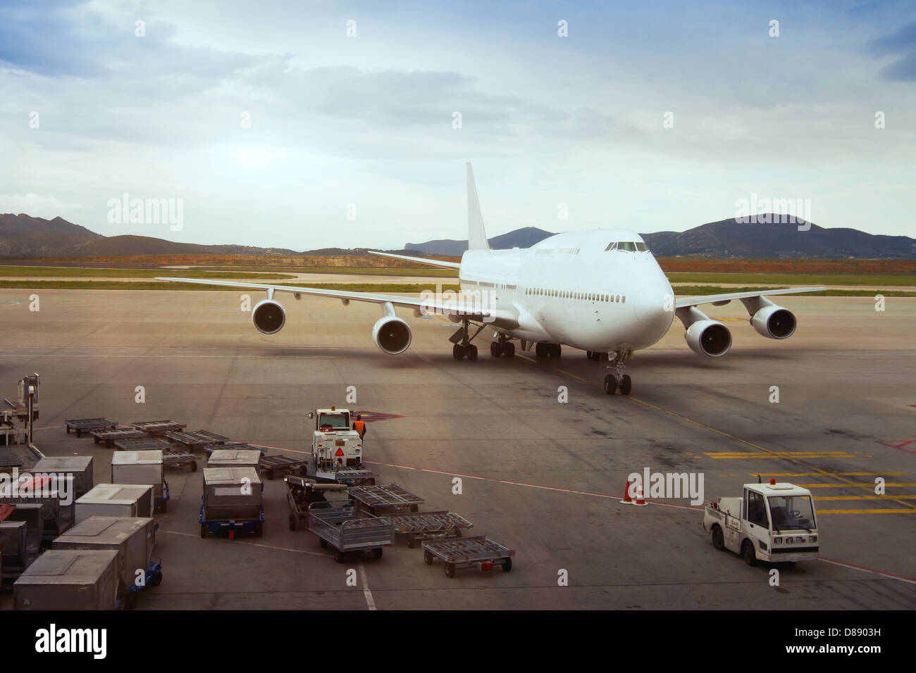 Airplane terminal front view hi-res stock photography and images - Alamy