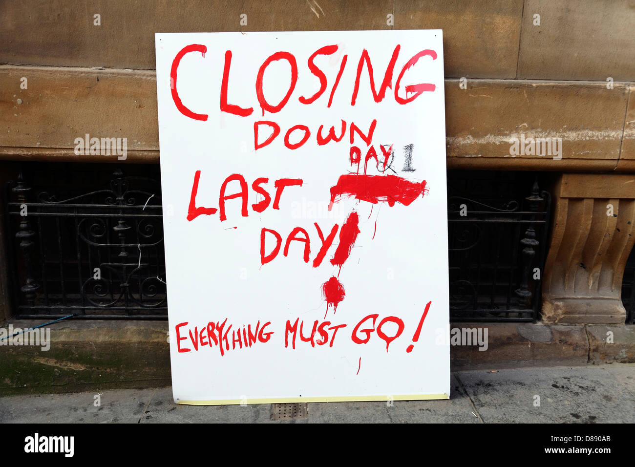 Red closing down sale sign High Resolution Stock Photography and Images ...