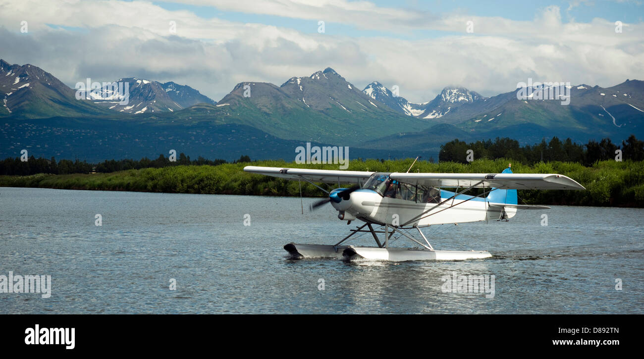 Float plane in water hi-res stock photography and images - Alamy