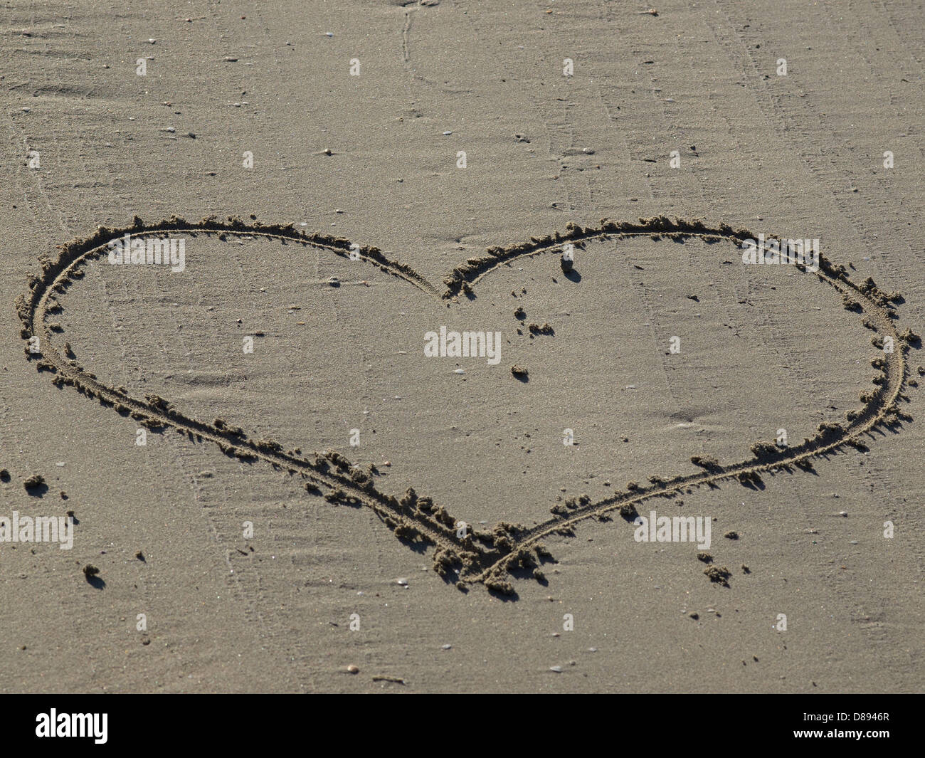 A heart shape drawn in the sand Stock Photo - Alamy
