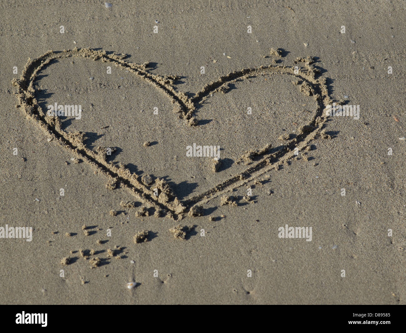 A heart shape drawn in the sand Stock Photo - Alamy