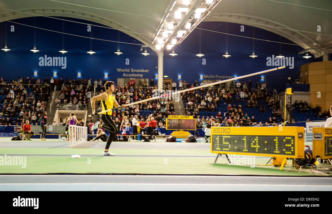 Mens pole vault hi-res stock photography and images - Alamy
