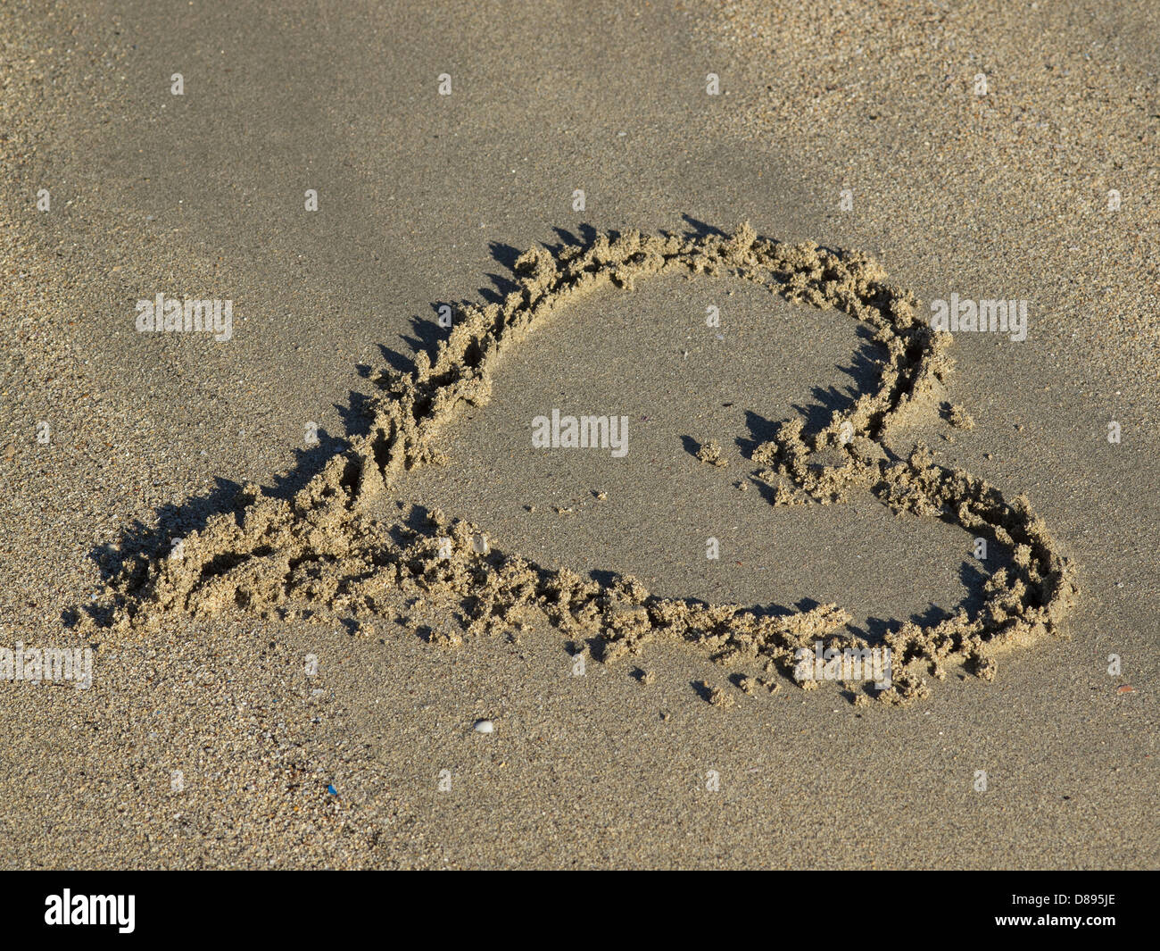 A heart shape drawn in the sand Stock Photo - Alamy