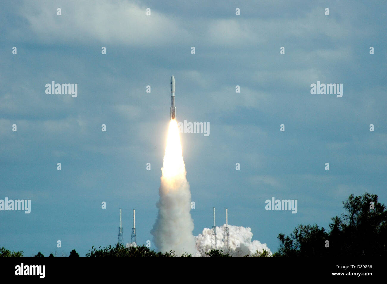 The Atlas V 551 rocket successfully launches the New Horizons ...