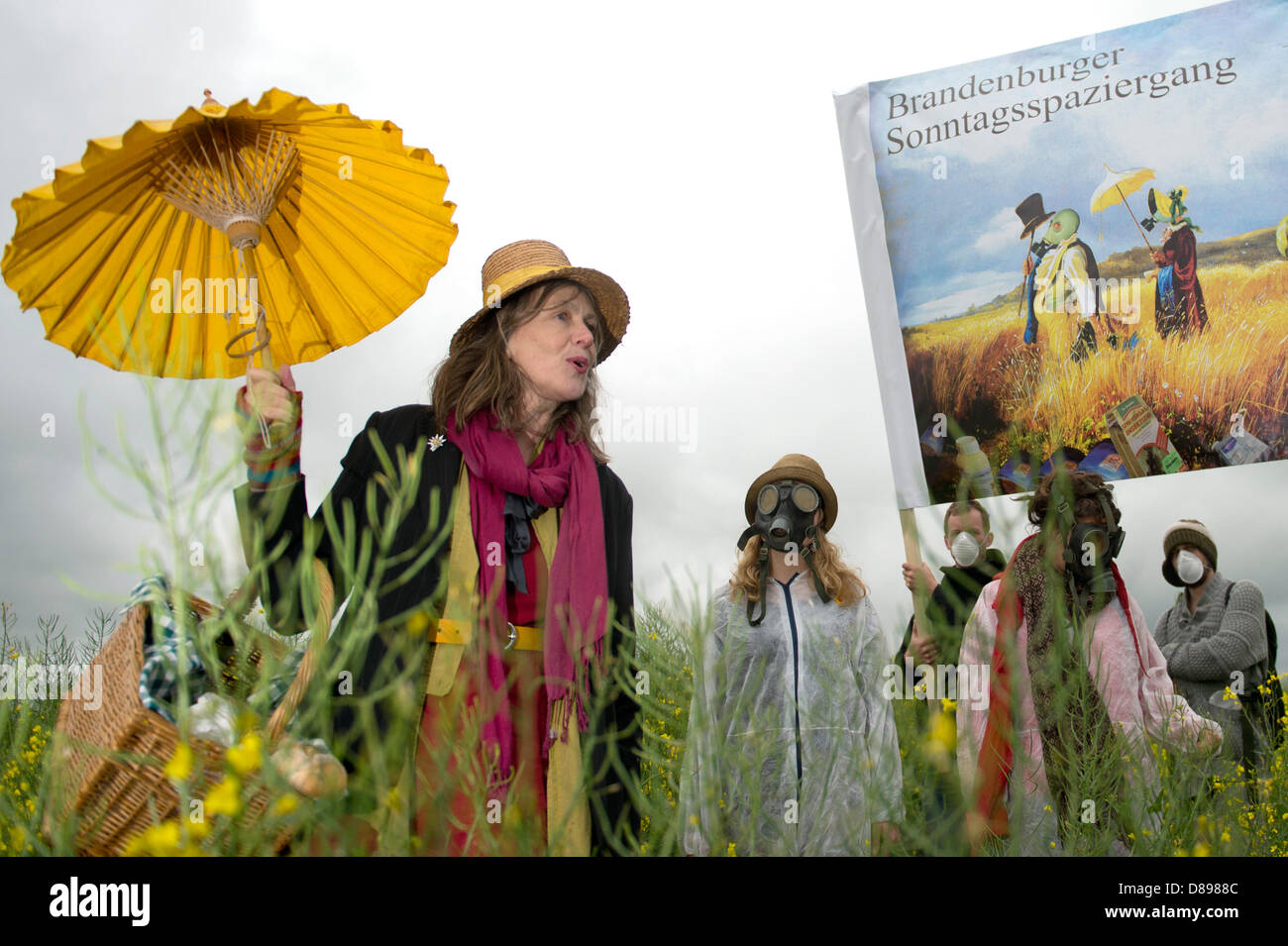 Sybilla Keitel (L), speaker of the nationwide network 'Farms instead of ...