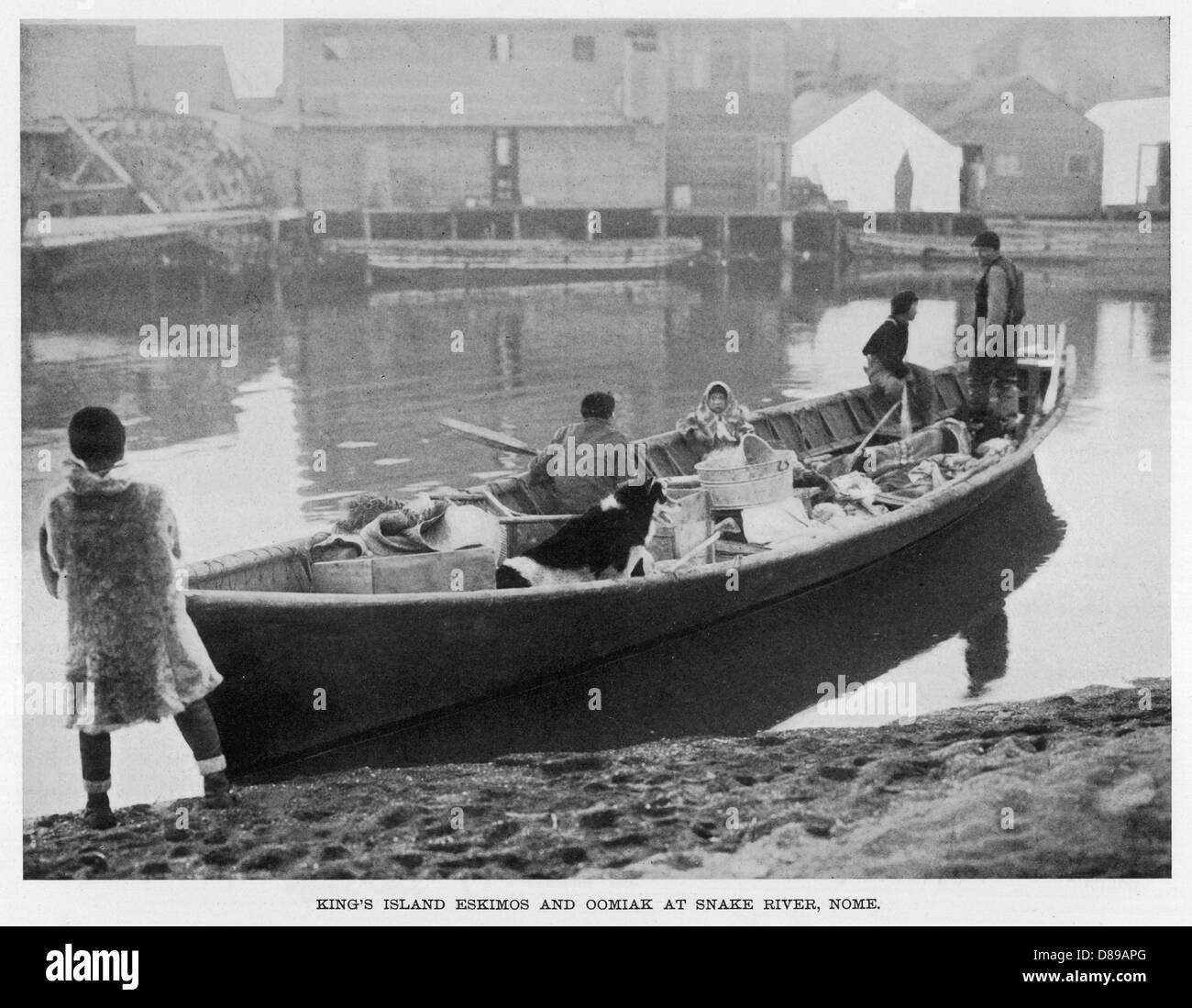 ESKIMOS IN OOMIAK Stock Photo - Alamy