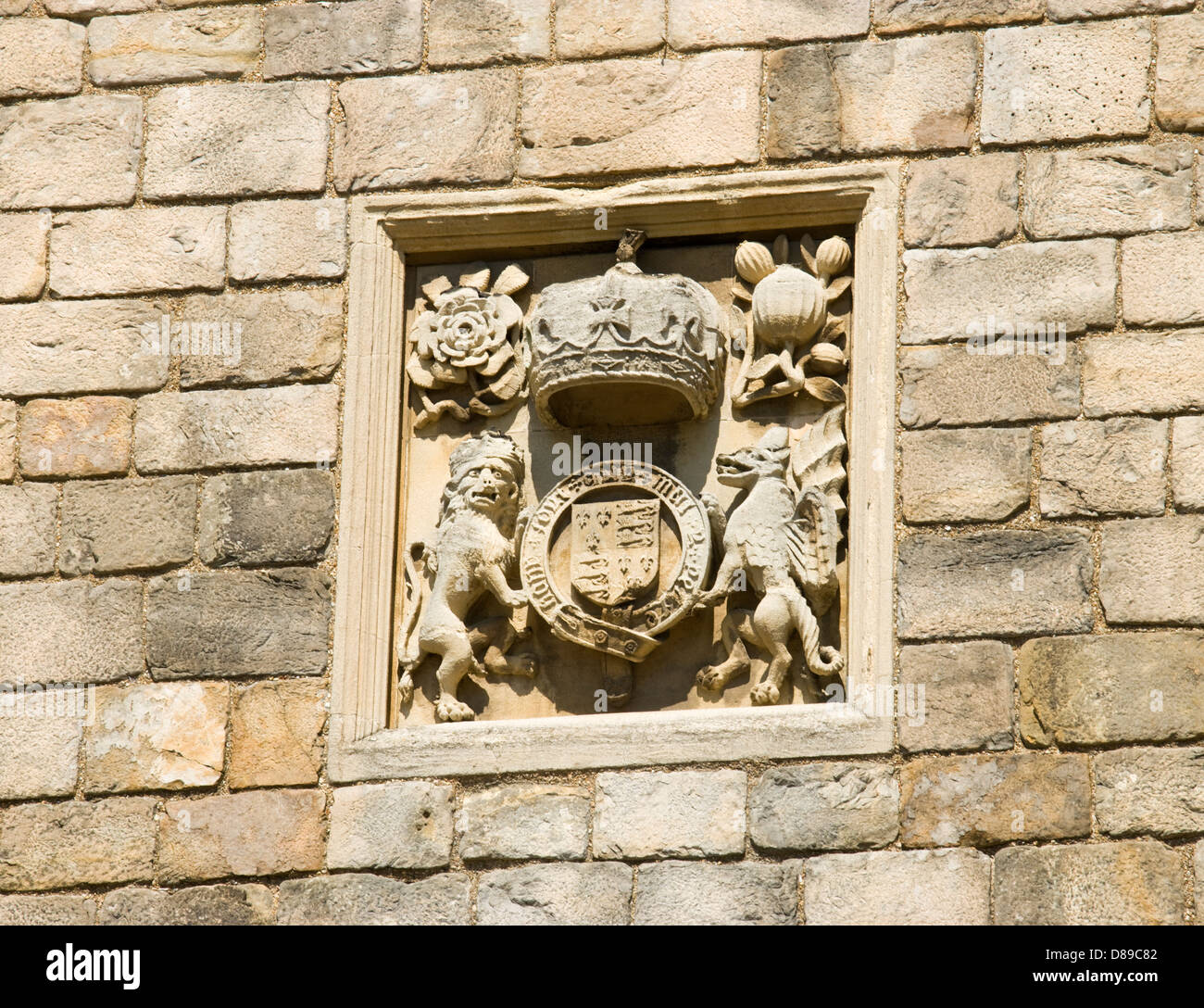Royal Crest above Henry VIII Gateway, Windsor Castle, Berkshire, UK ...