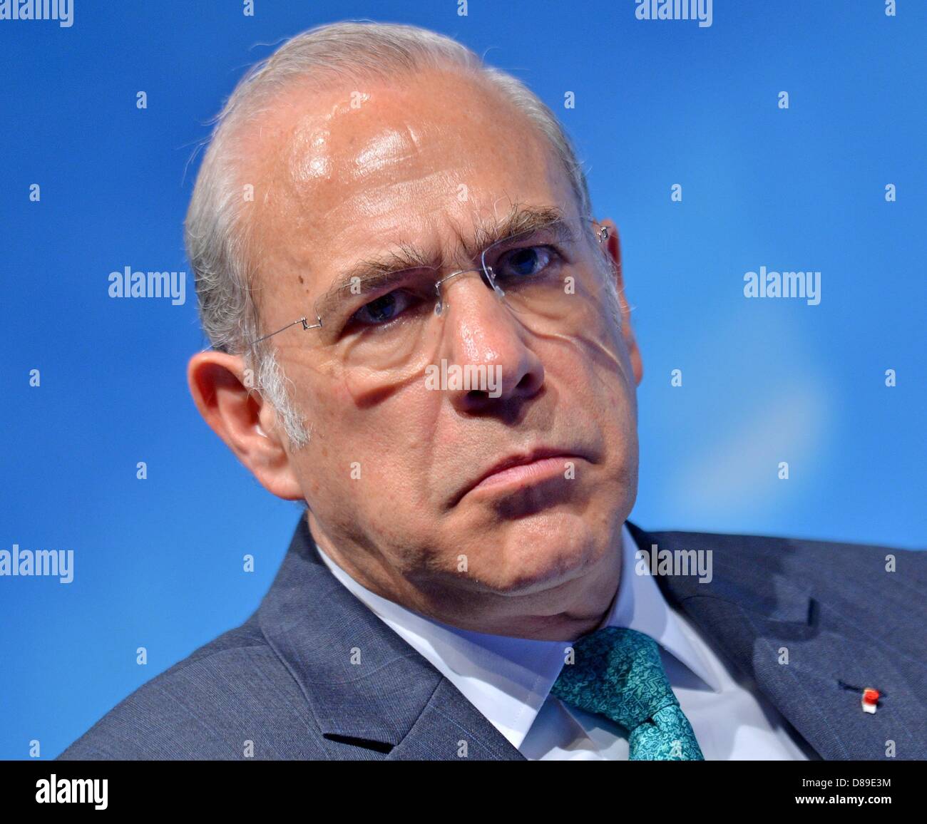 Angel Gurria, general secretary of the OECD, discusses with ministers ...