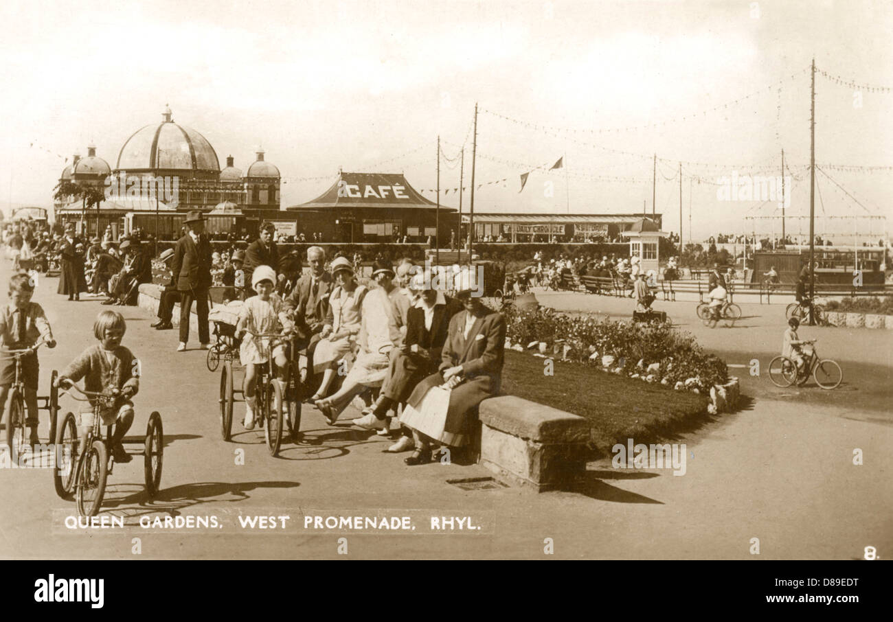 Rhyl promenade hi-res stock photography and images - Alamy