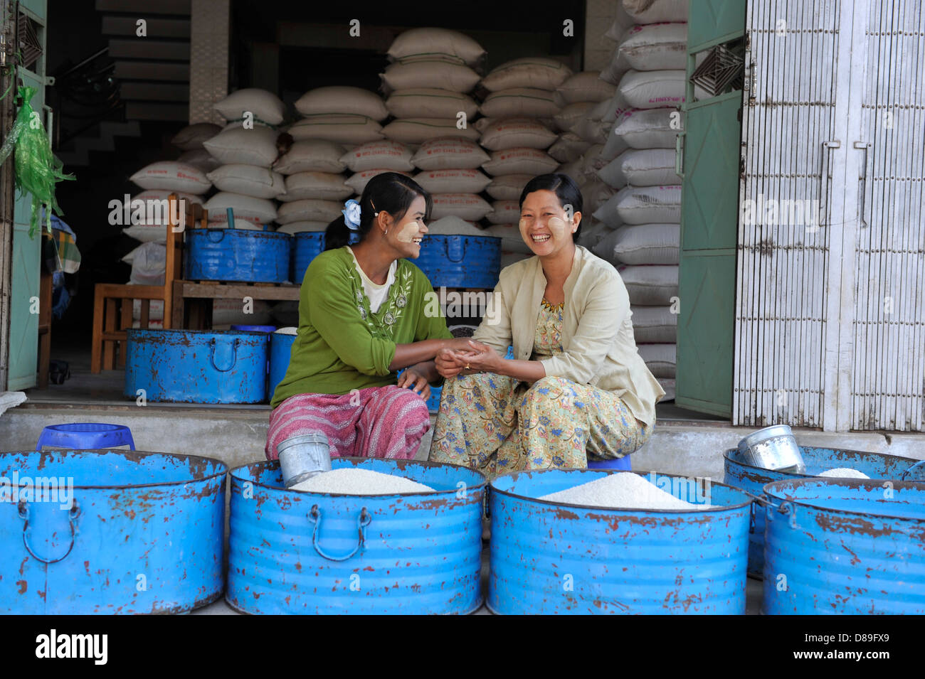 happy smiling girls wearing thanaka at the Aungban market Stock Photo ...