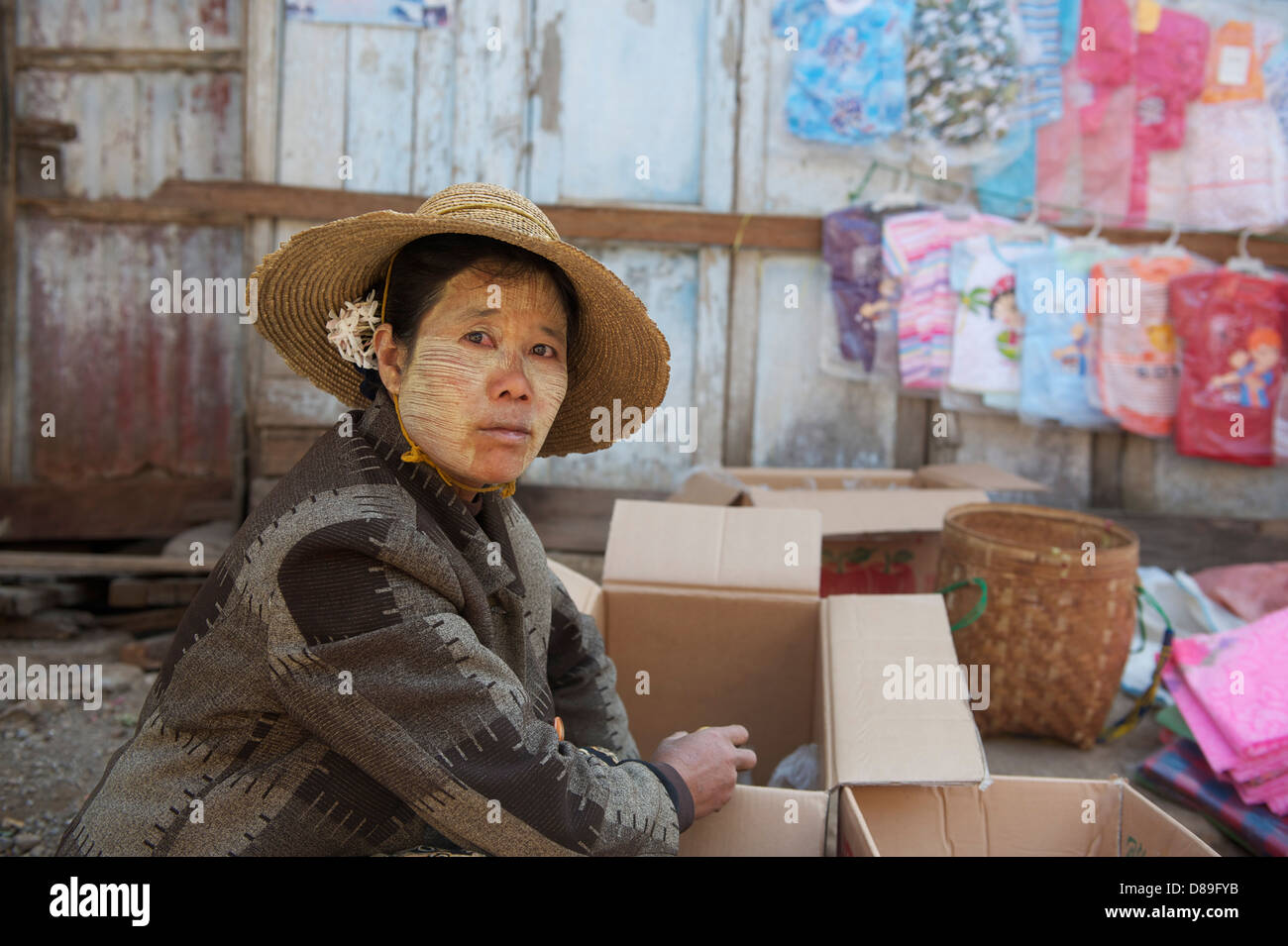 woman selling at the Aungban market Stock Photo - Alamy